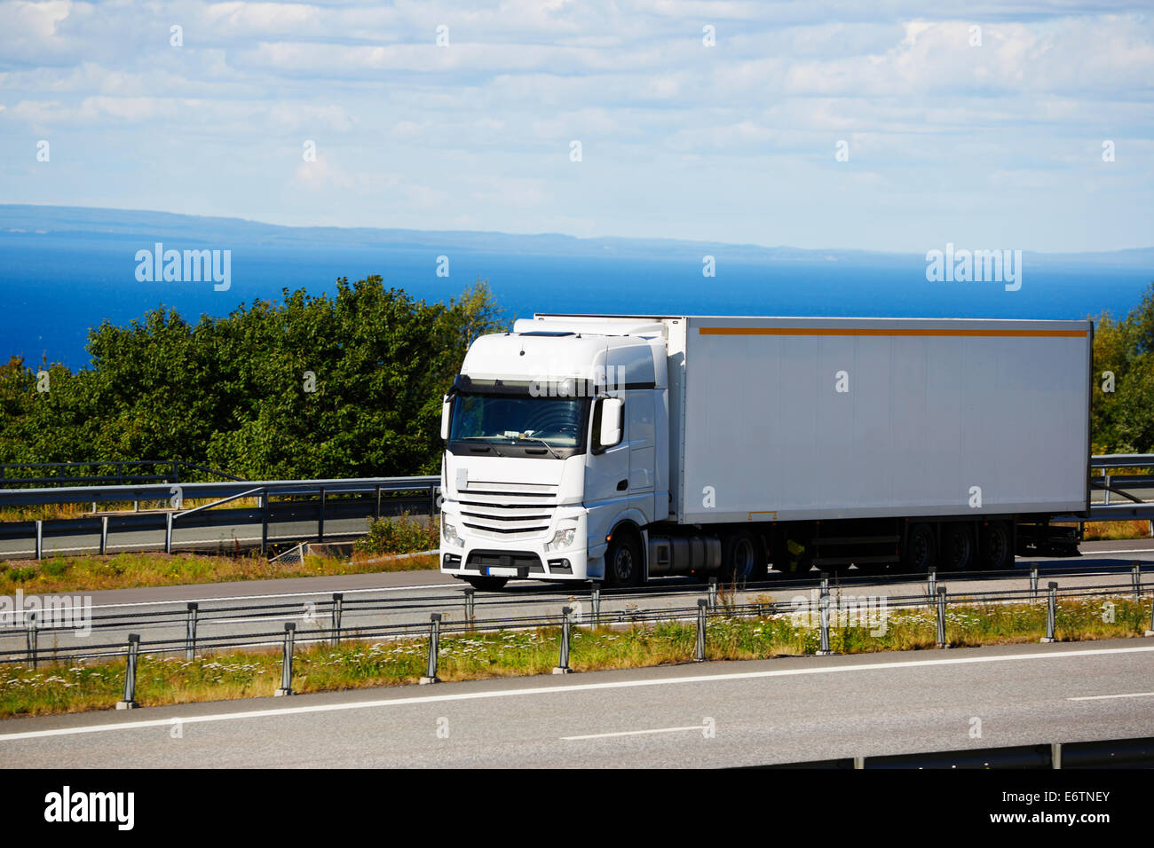 Lkw auf leerer autobahn -Fotos und -Bildmaterial in hoher Auflösung – Alamy