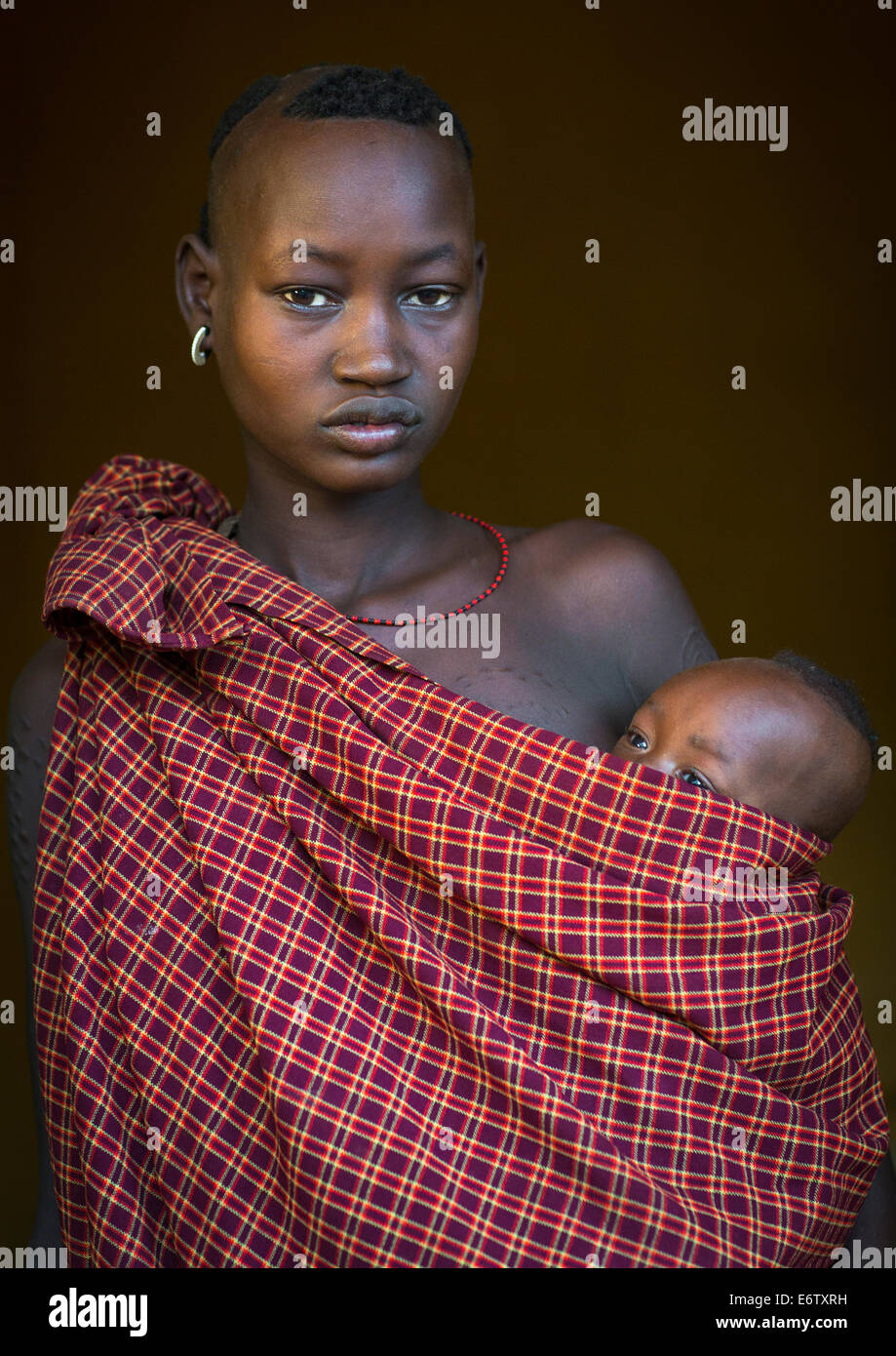 Mursi baby -Fotos und -Bildmaterial in hoher Auflösung – Alamy