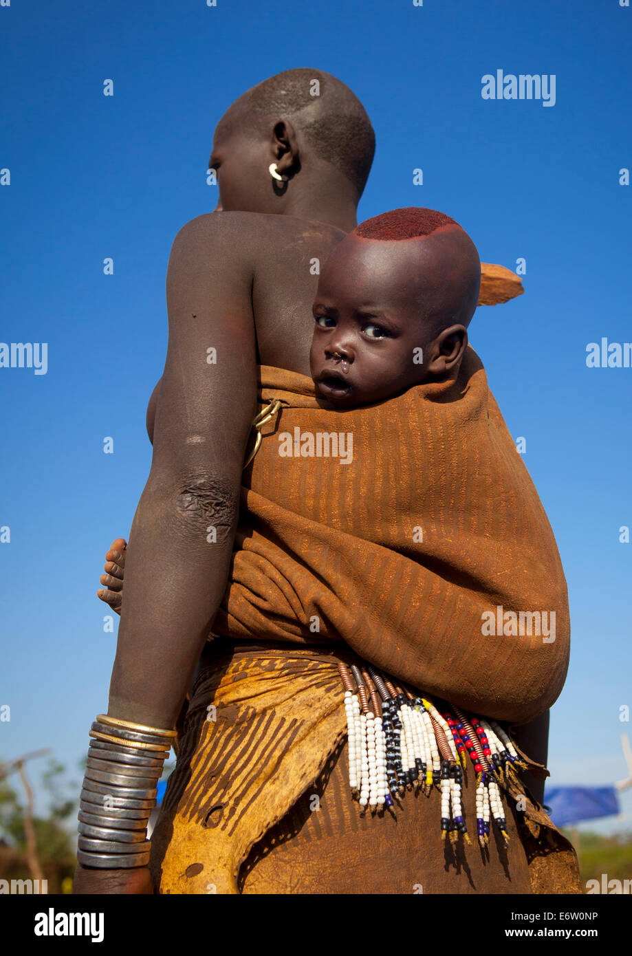 Mursi baby -Fotos und -Bildmaterial in hoher Auflösung – Alamy