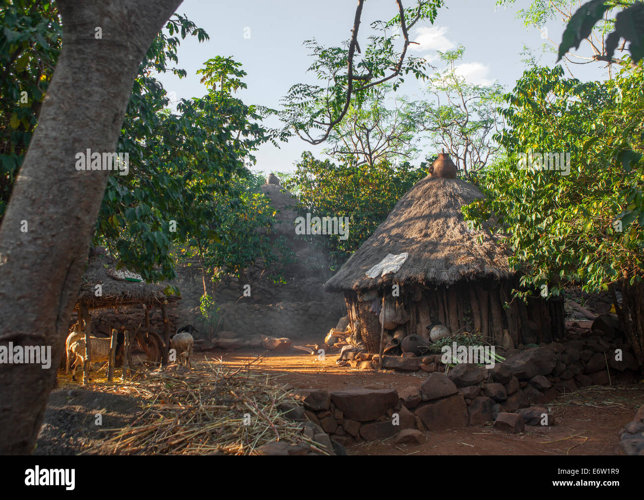 Konso Stamm traditionelle Häuser mit Töpfen auf der Oberseite, Konso ...
