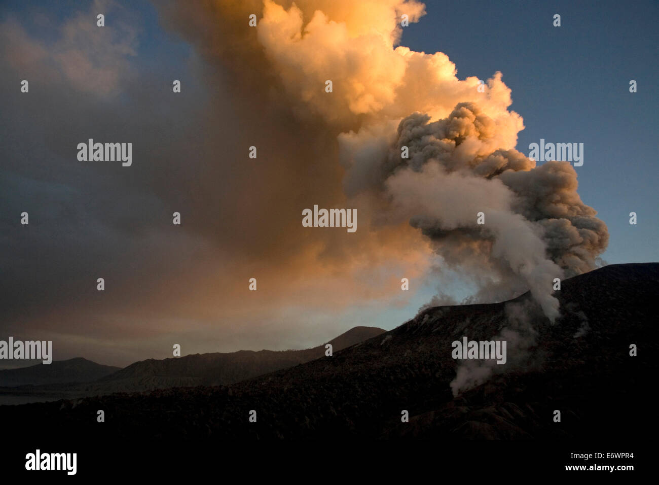 Volcano papua new guinea -Fotos und -Bildmaterial in hoher Auflösung ...