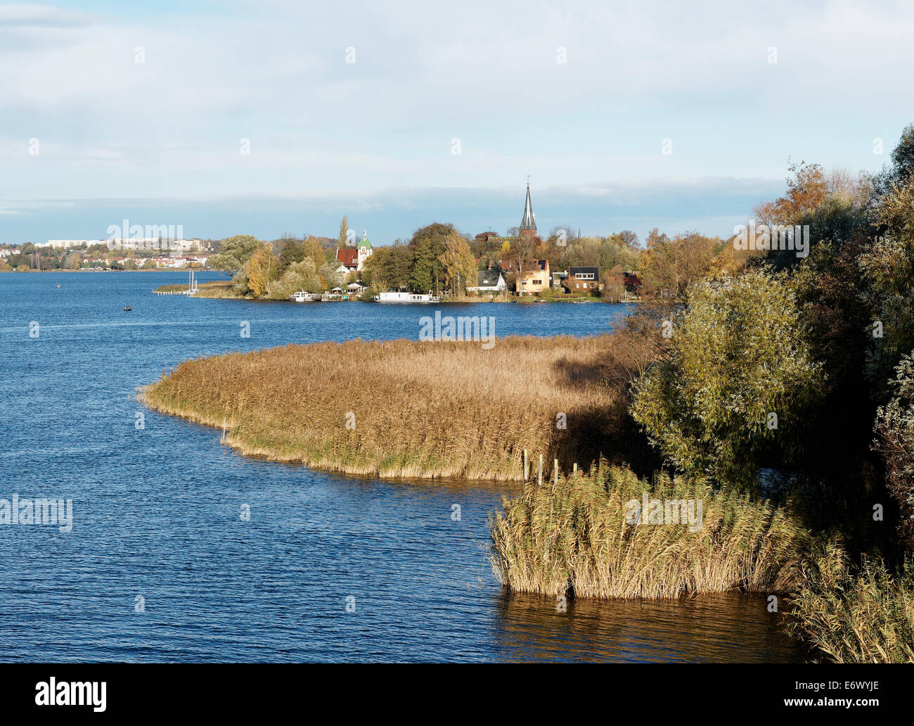 Fluss havel mit kirche in geltow -Fotos und -Bildmaterial in hoher ...