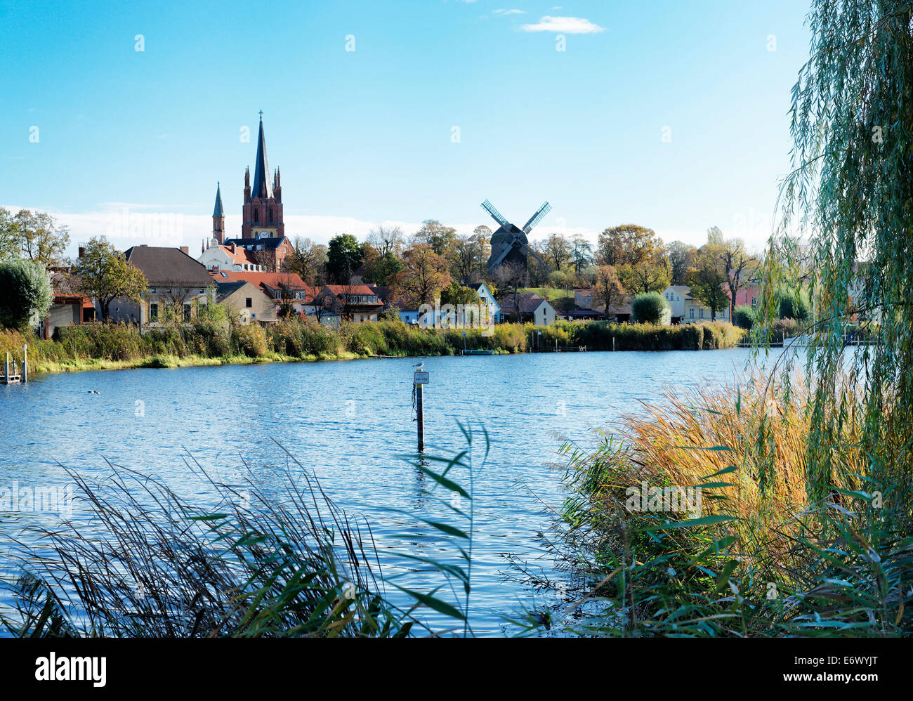 Fluss Havel mit Heilig-Geist-Kirche und Buck Windmühle in Werder an der ...