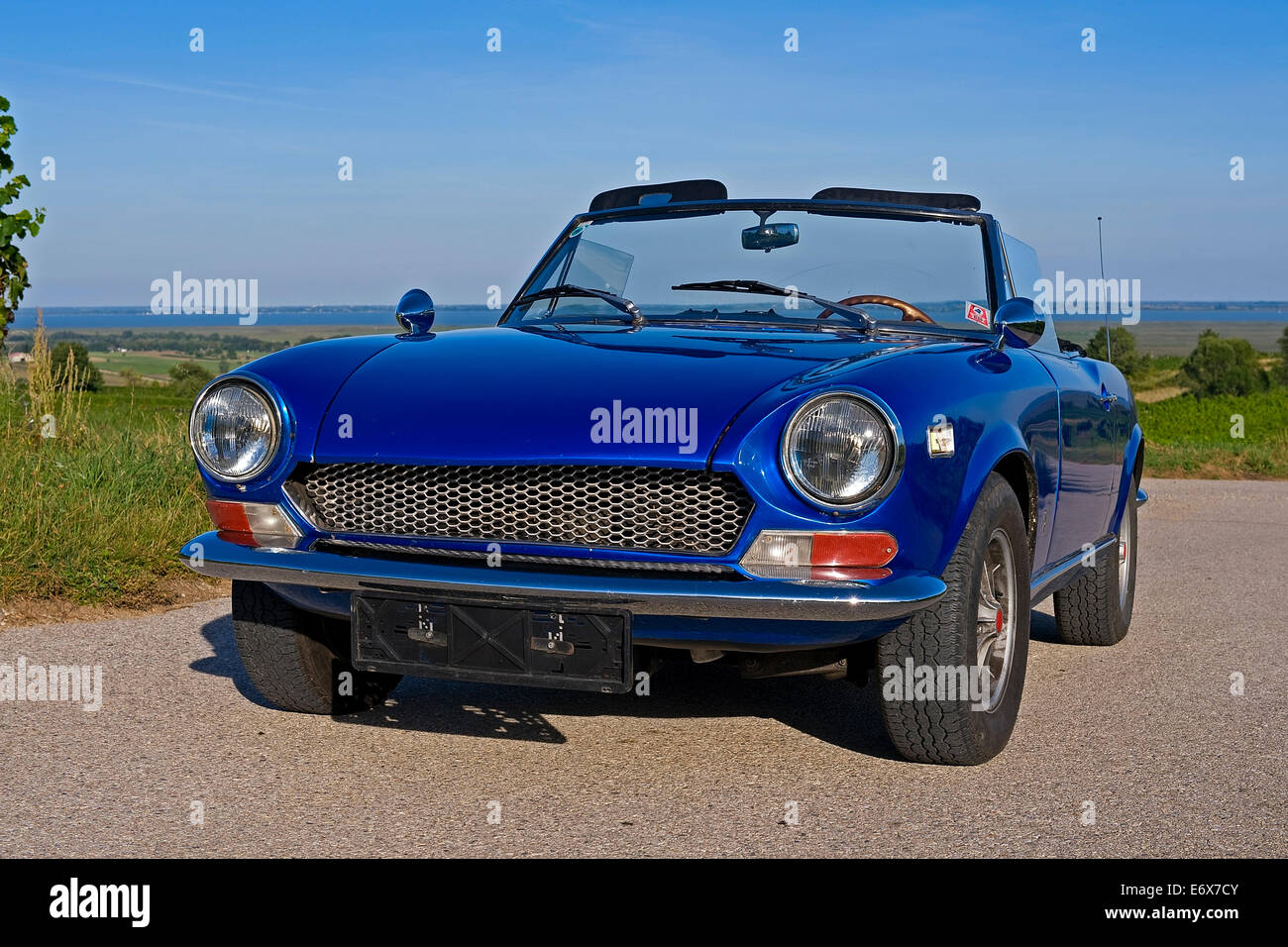 Fiat 124 Spider Oldtimer, USA-Version, Baujahr 1970 Stockfotografie - Alamy