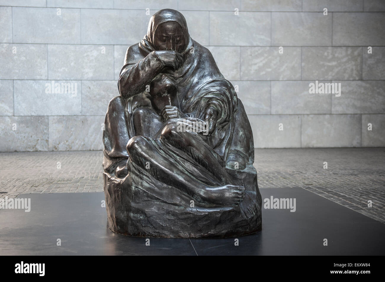 Statue mutter mit totem sohn -Fotos und -Bildmaterial in hoher Auflösung – Alamy