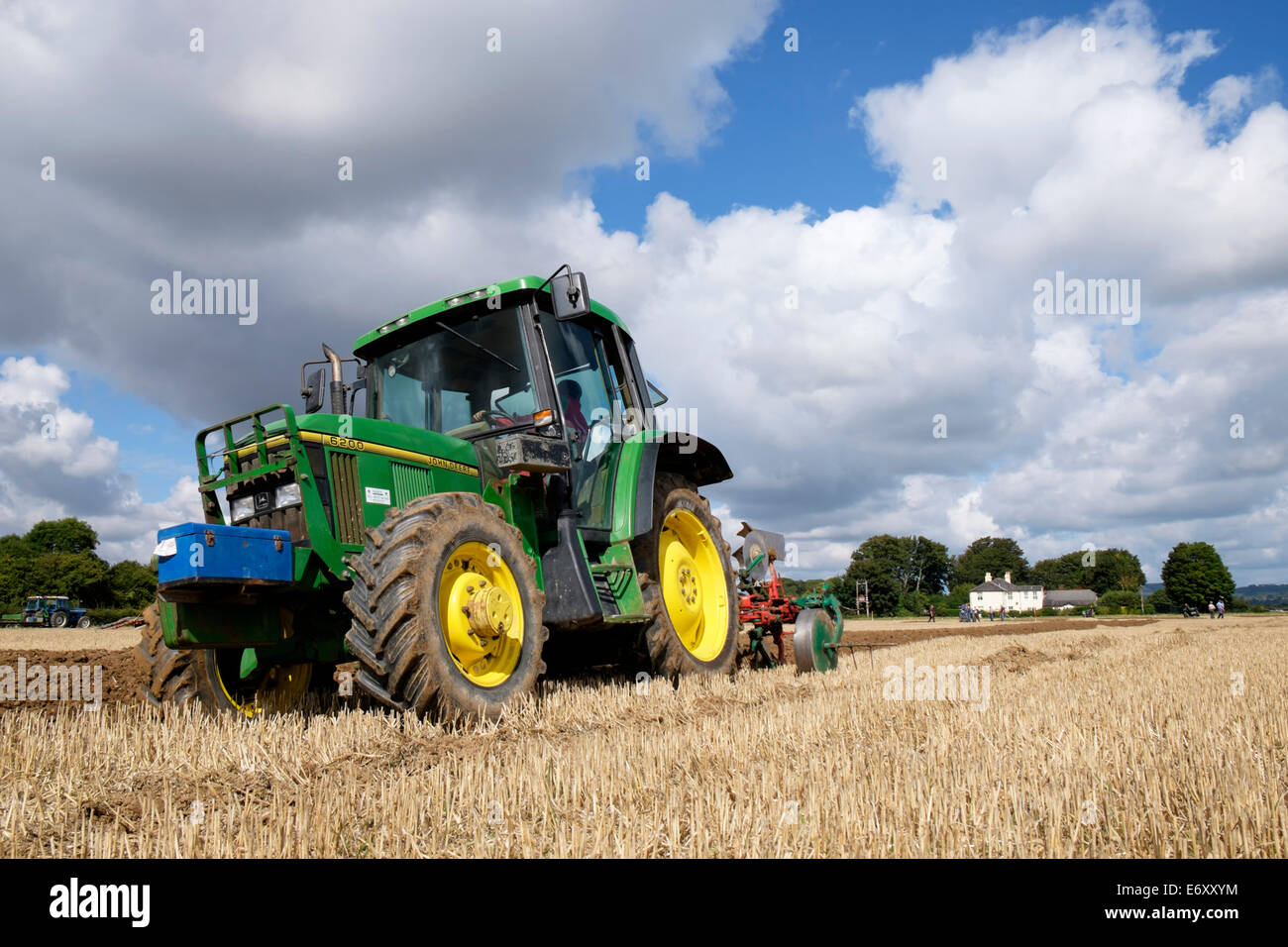 Traktor zieht einen pflug -Fotos und -Bildmaterial in hoher Auflösung ...