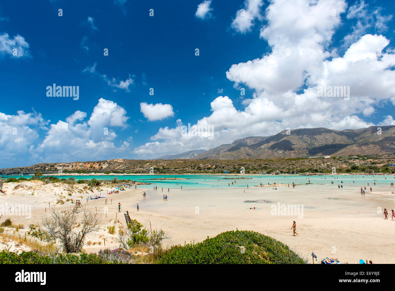 ELAFONISSI, Kreta, Griechenland - 24. Juli 2014: Touristen an die ...