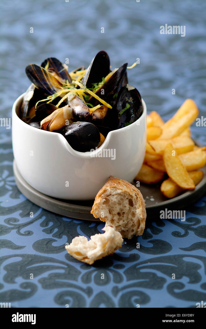 Blaue muscheln und pommes frites -Fotos und -Bildmaterial in hoher ...