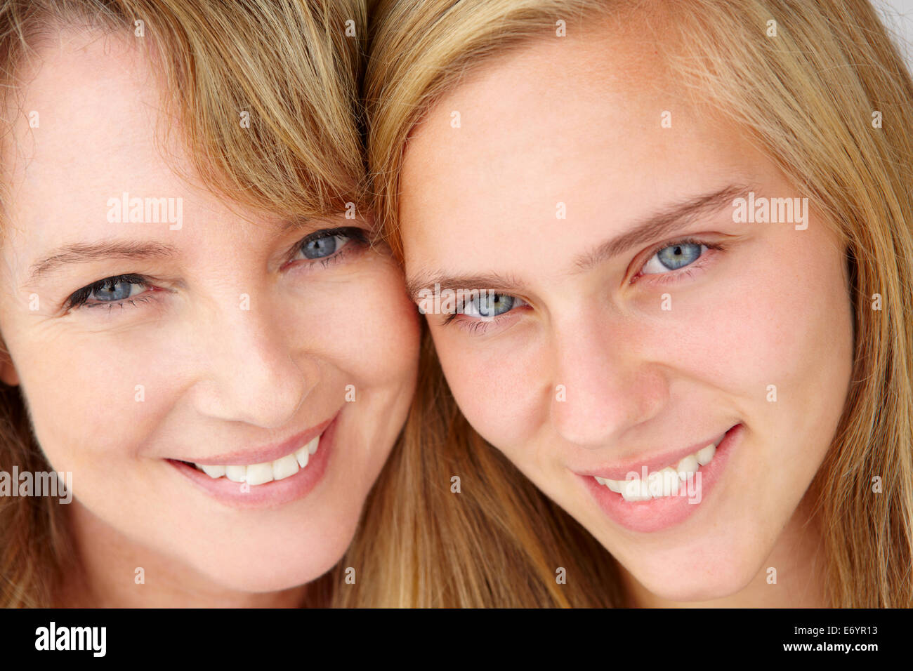 Mutter mit Tochter im Teenageralter hautnah Stockfotografie - Alamy
