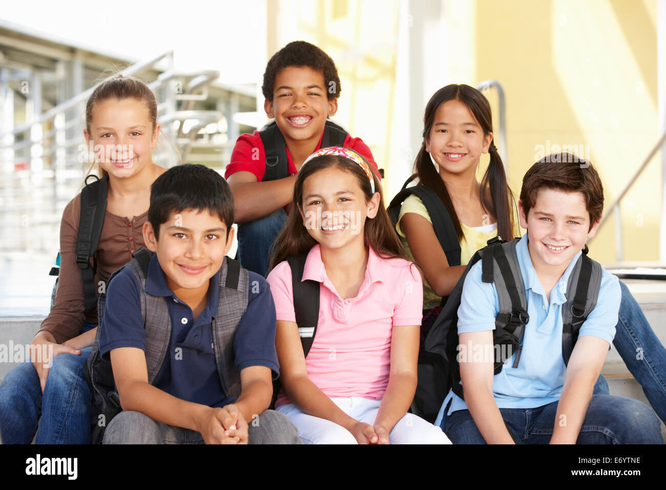 Gemischte rassen schulkinder -Fotos und -Bildmaterial in hoher Auflösung – Alamy