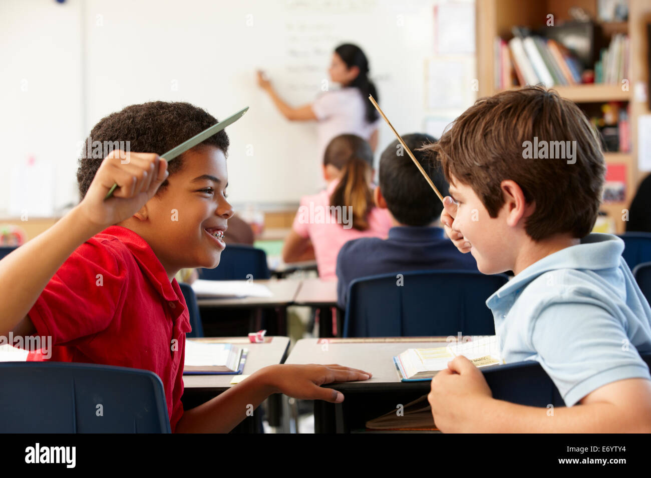 Schüler in Klasse sich schlecht benehmen Stockfotografie - Alamy