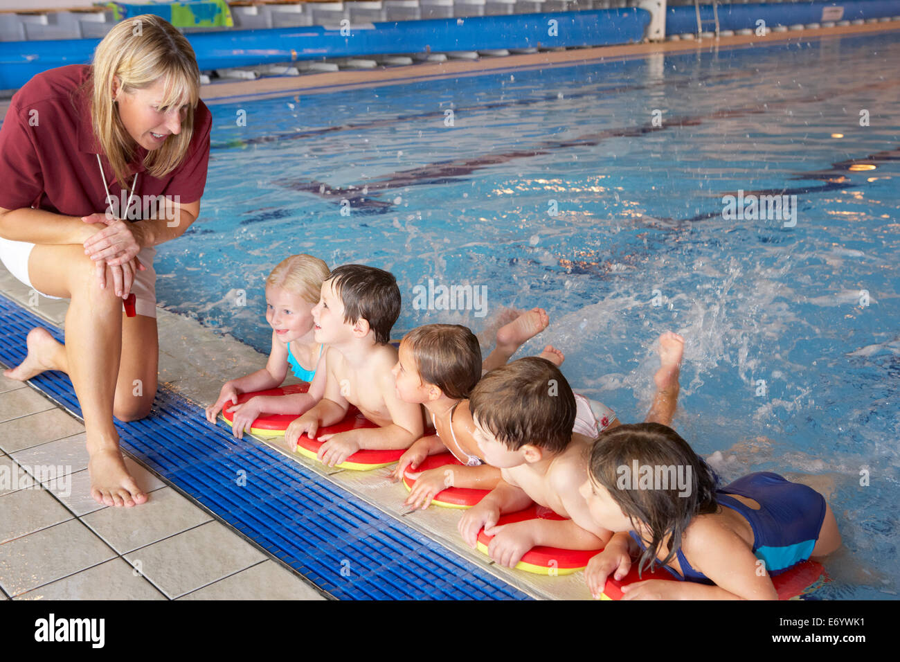 Kinder, die schwimmen Lektion Stockfotografie - Alamy
