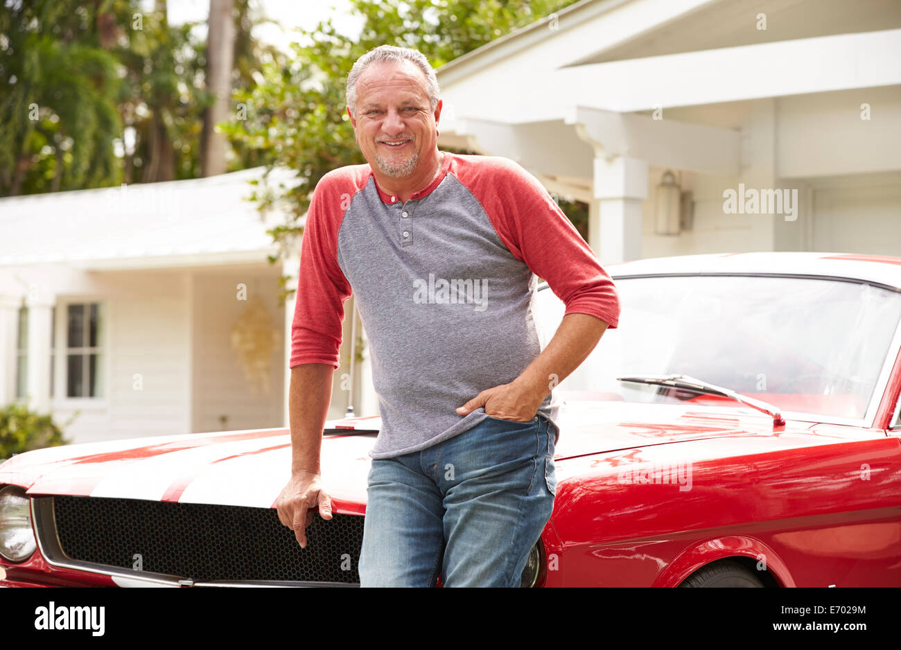 Ehemaliger Senior Mann stand neben dem restaurierten Oldtimer ...