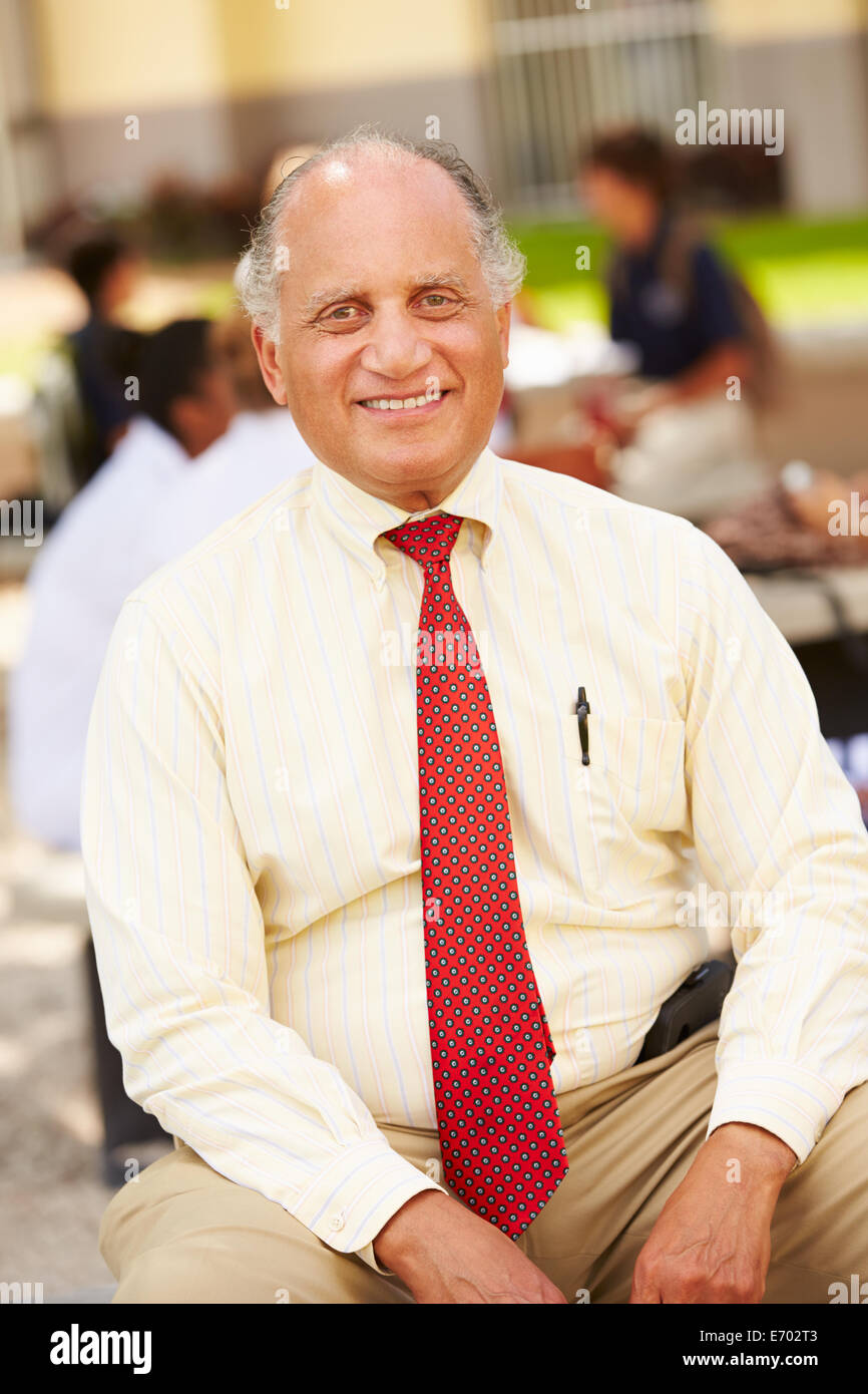 Senior high school campus -Fotos und -Bildmaterial in hoher Auflösung ...