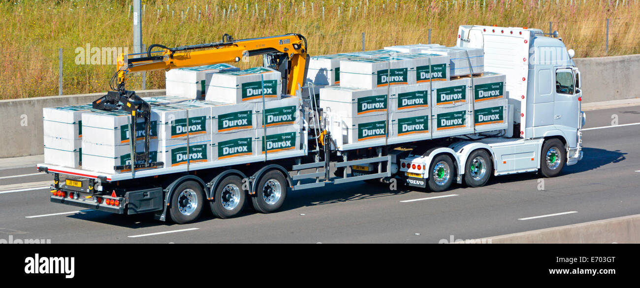 Kran Abladen Anhänger & Volvo Lkw beladen mit Lieferung von Durox ...