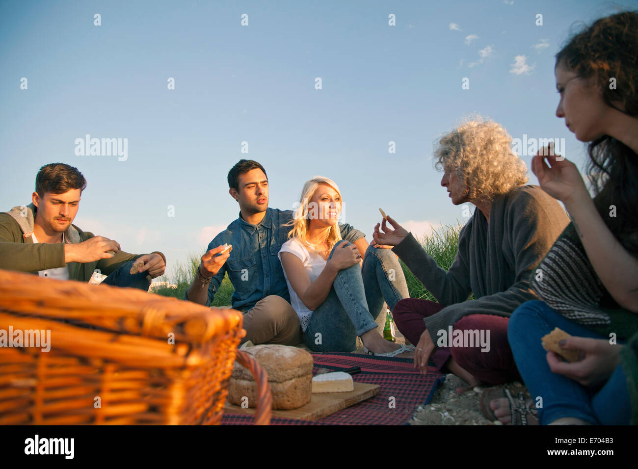 Picknick am strand -Fotos und -Bildmaterial in hoher Auflösung – Alamy