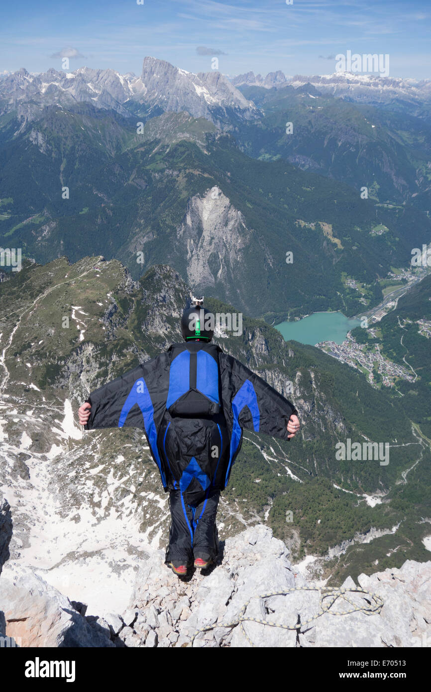 High angle view base jumping -Fotos und -Bildmaterial in hoher ...