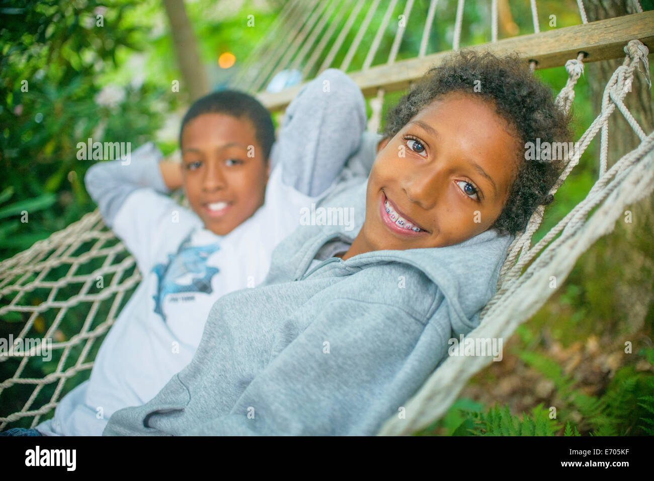 Jungs liegend -Fotos und -Bildmaterial in hoher Auflösung – Alamy