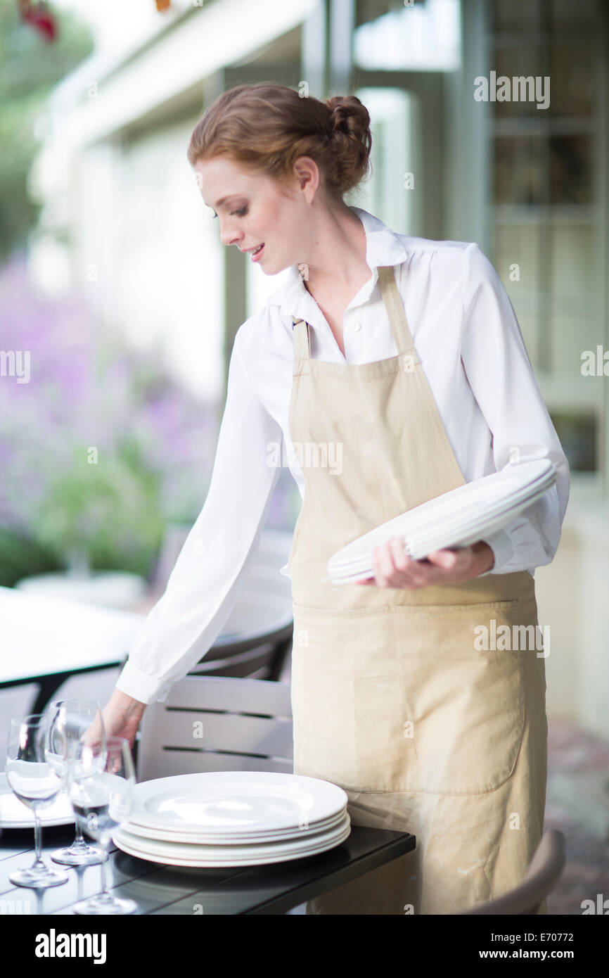 Kellnerin mit tellern -Fotos und -Bildmaterial in hoher Auflösung – Alamy