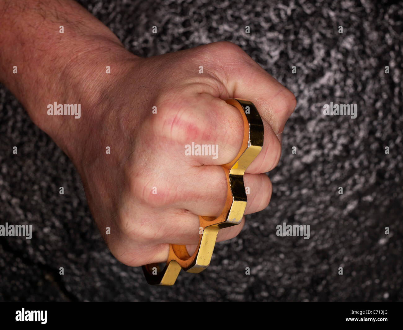 Brass knuckles fist hand -Fotos und -Bildmaterial in hoher Auflösung ...