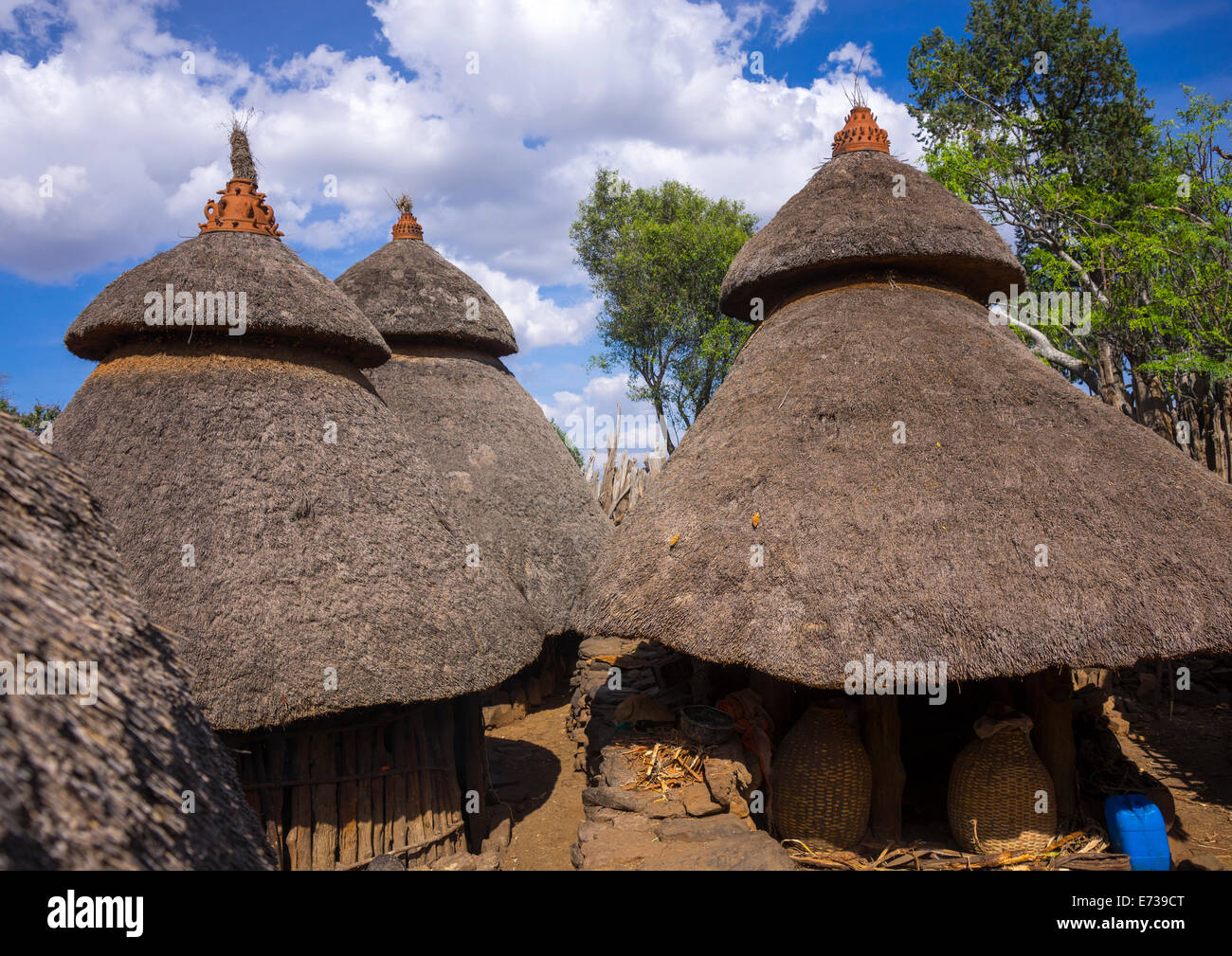 Konso Stamm traditionelle Häuser mit Töpfen auf der Oberseite, Konso ...