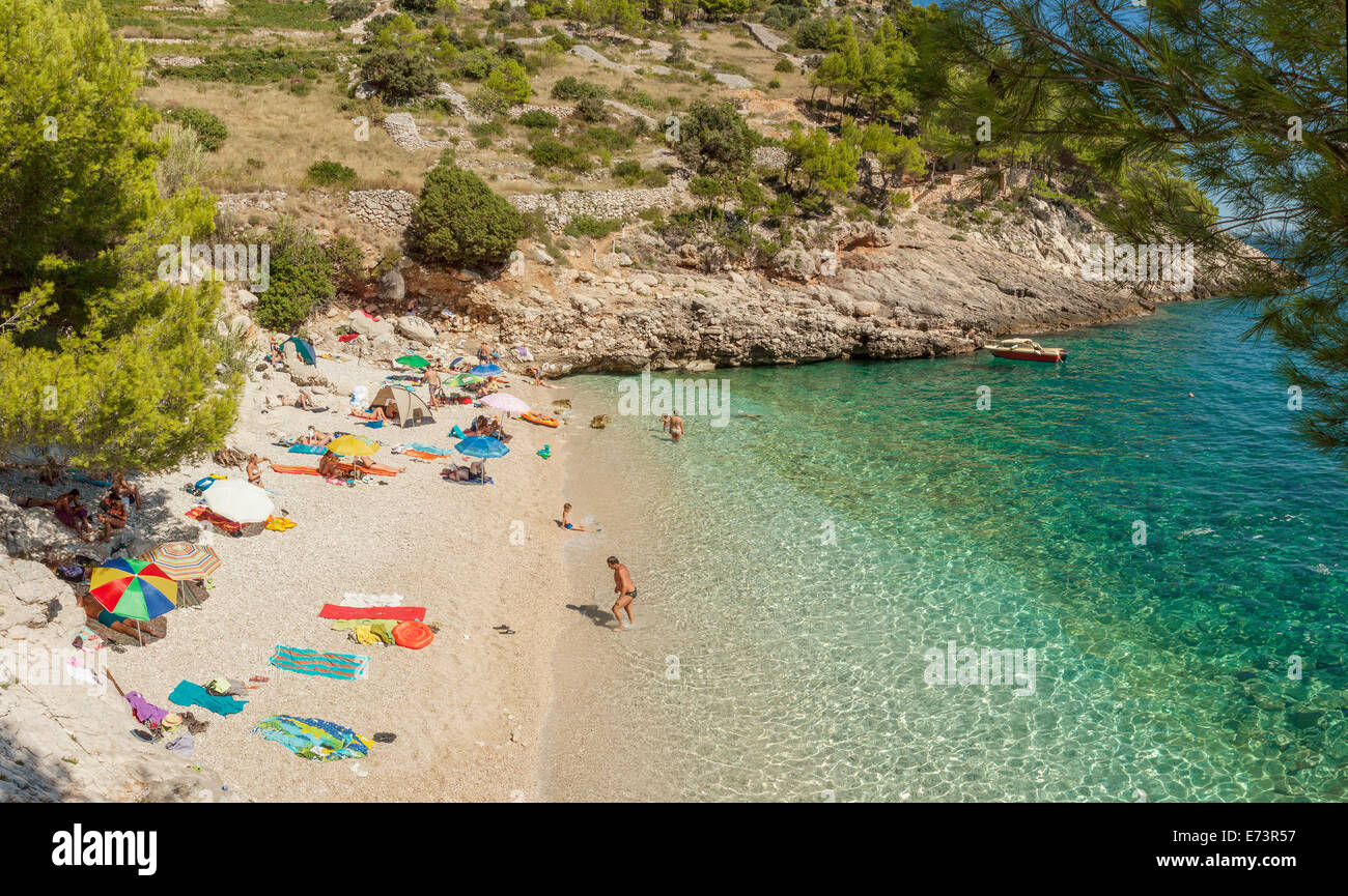 Touristen am Lucisca Strand in der Nähe von Sveta Nedilja Dorf, Insel ...