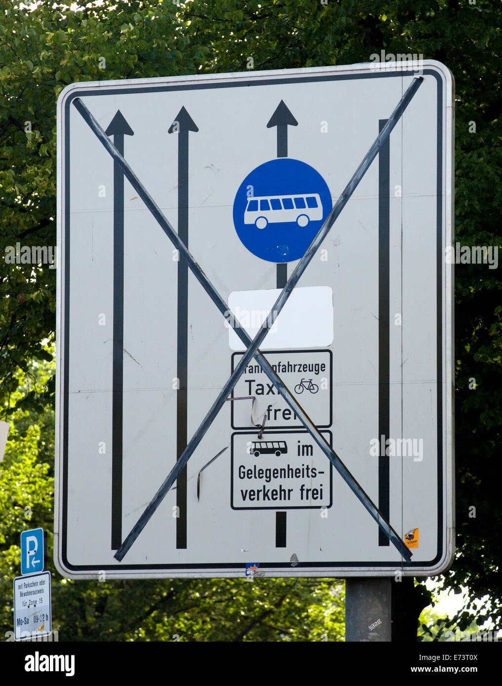 Deutschland, Berlin, Mitte, Unter Den Linden Roadsign zeigt mehrere ...