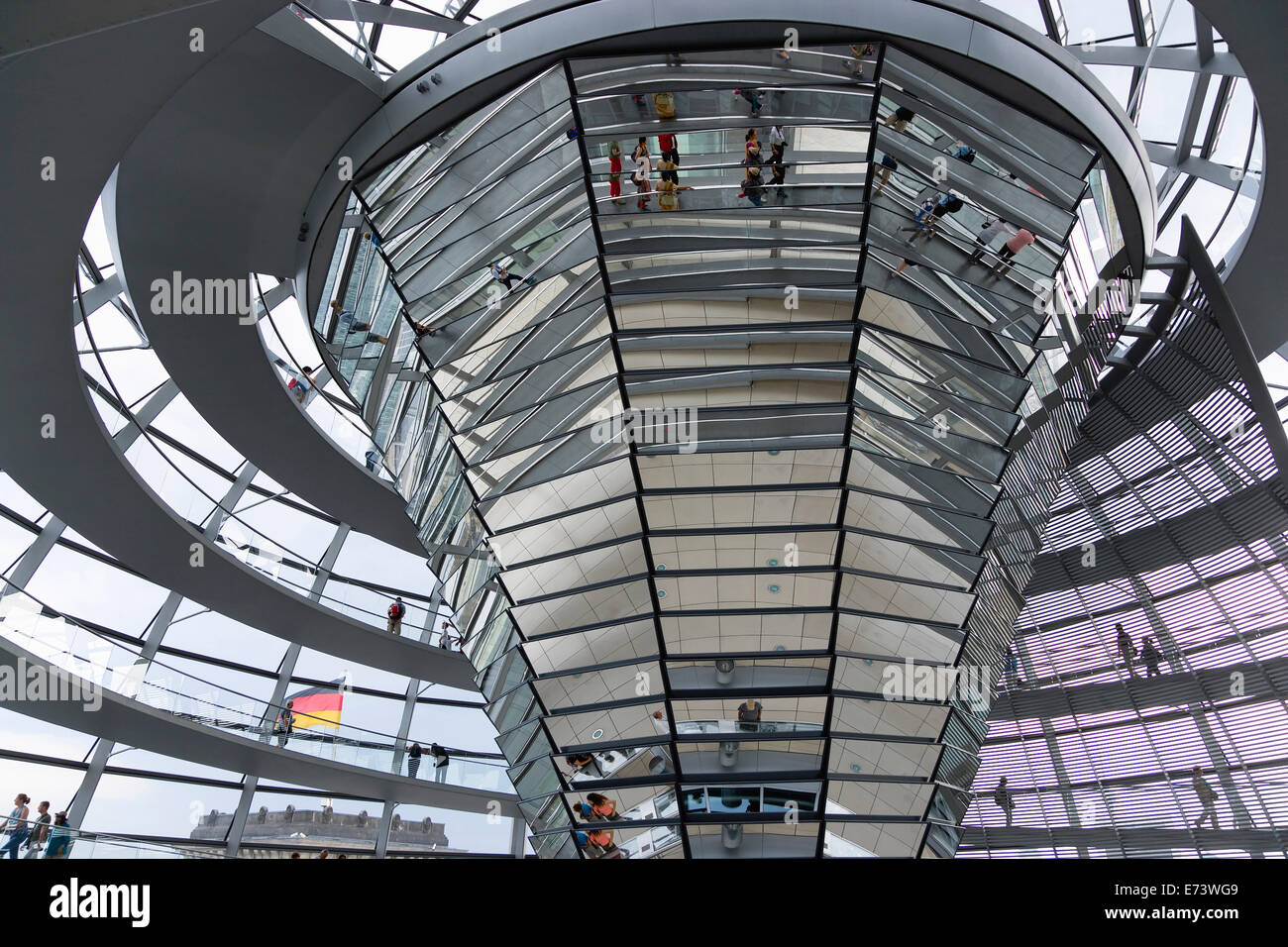 Deutschland, Berlin, Mitte, innere Glaskuppel mit Rampen und spiegeln auf Reichstag entworfen ...
