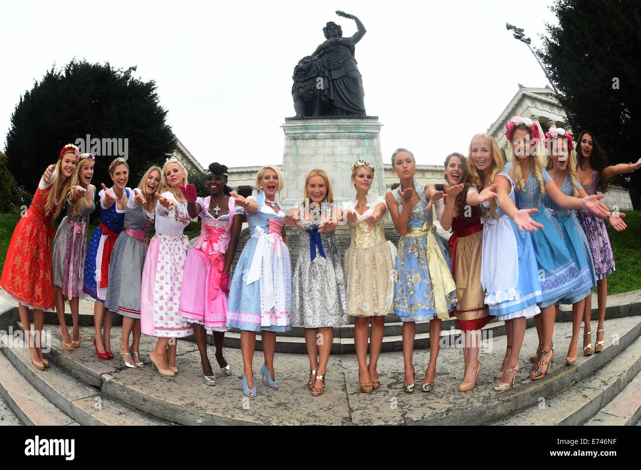 Dpa-exklusiv - Modell (L-R) Modell Cindy Wersche, (Dirndl Liebe von ...