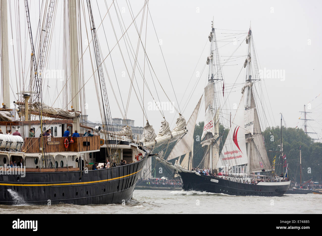 Two masted square rigged sailing ship -Fotos und -Bildmaterial in hoher ...