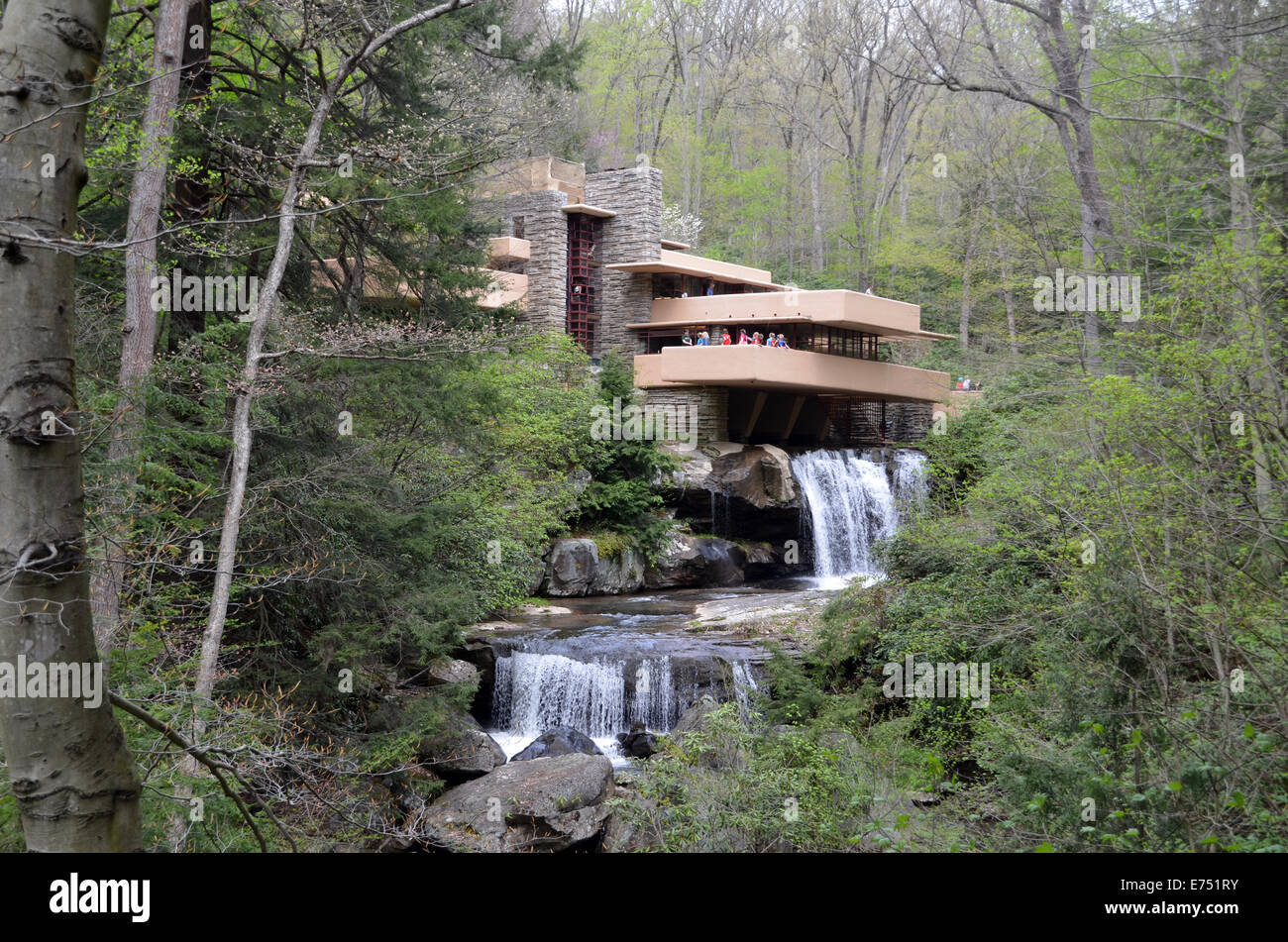 Ein Blick auf die berühmten "Fallingwater" Villa von der späten US ...