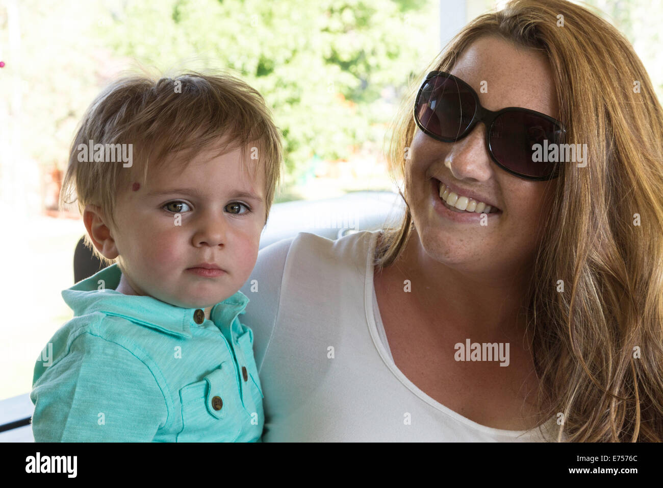 Young mother son camera -Fotos und -Bildmaterial in hoher Auflösung – Alamy