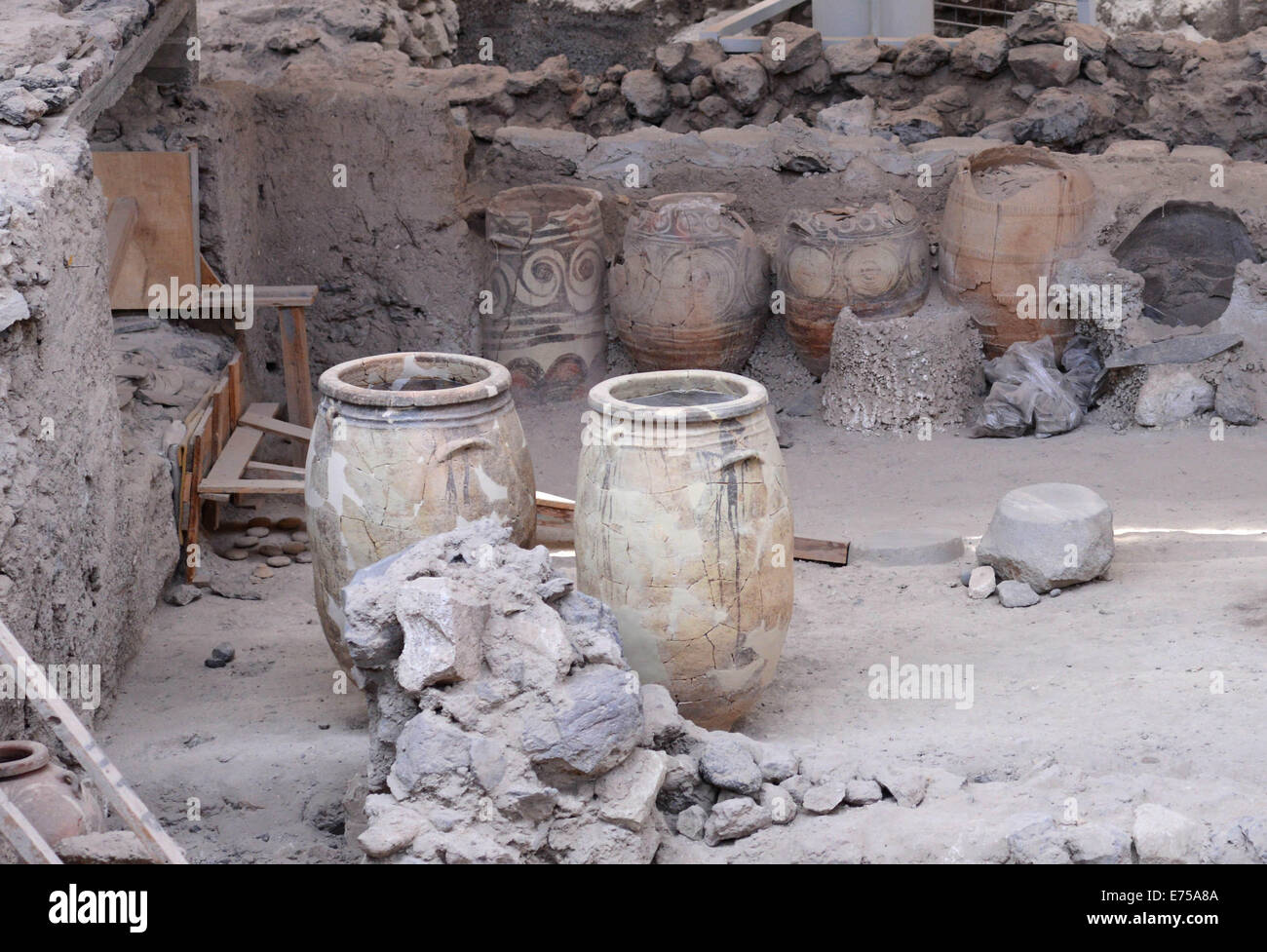 Archäologische Stätte von Akrotiri auf Santorin. Die Website zeigt ... Archäologische Stätte von Akrotiri auf Santorin. Die Website zeigt ...