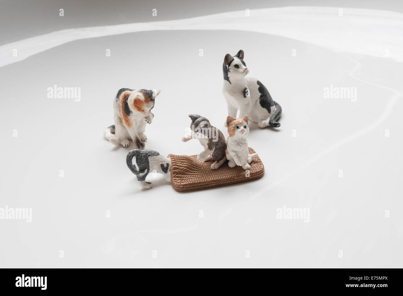 Cat figurines -Fotos und -Bildmaterial in hoher Auflösung – Alamy