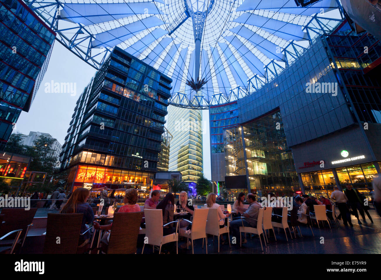 Die beleuchtete Kuppel und Restaurants im Forum des Sony Center ...