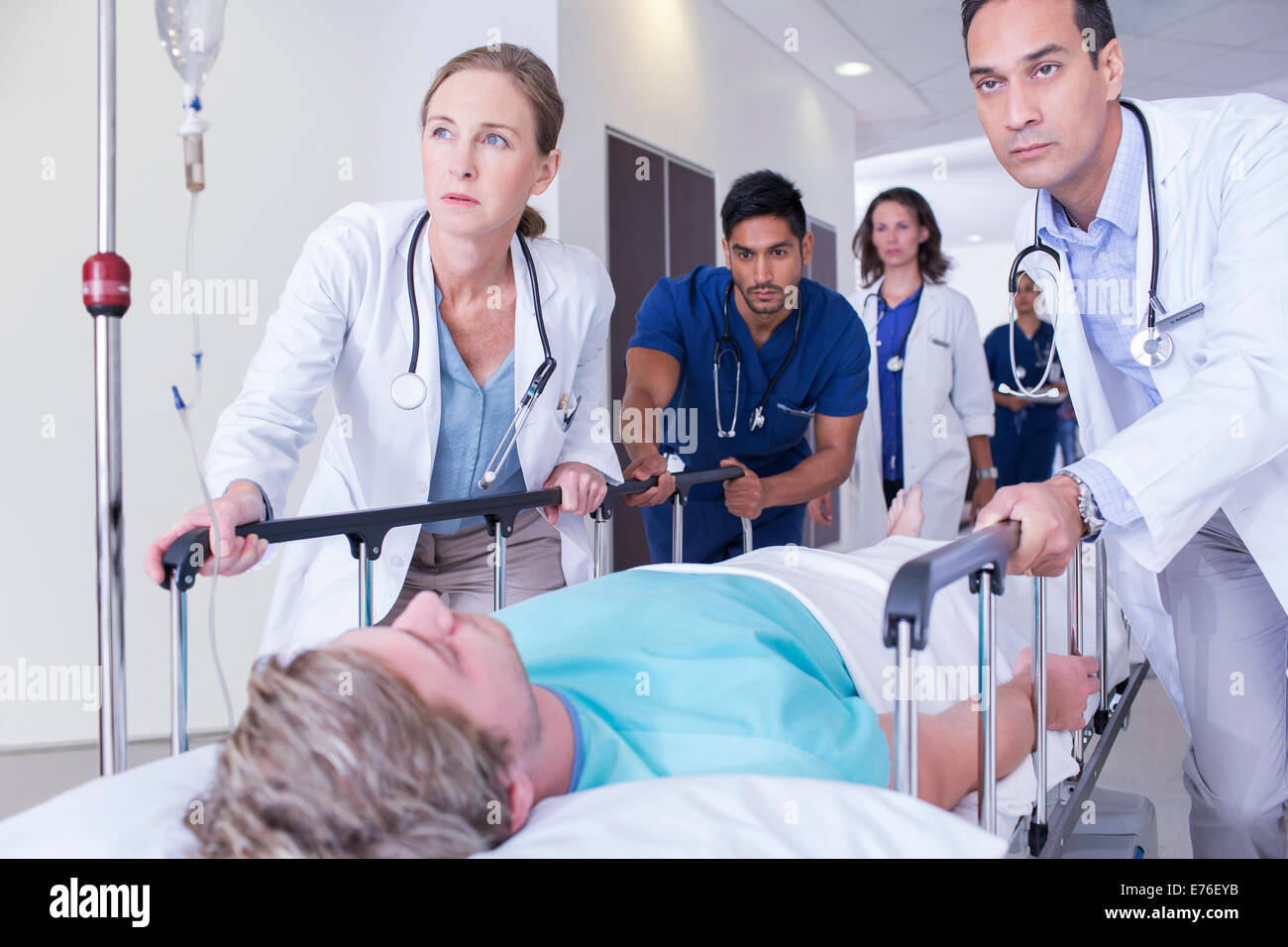 Nurse pushing bed patient in -Fotos und -Bildmaterial in hoher ...