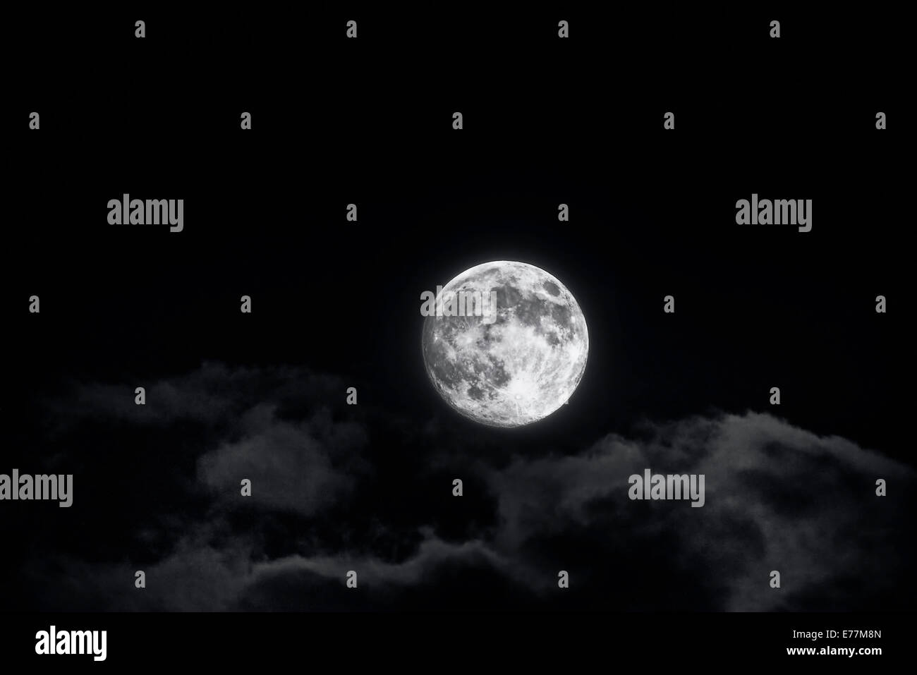 Mond mit wolken -Fotos und -Bildmaterial in hoher Auflösung – Alamy