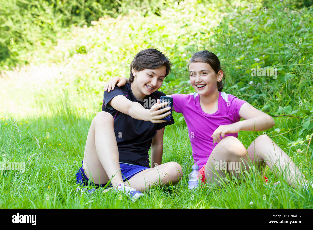 Zwei Mädchen im Teenageralter ein Foto von sich selbst mit der Kamera-Handy Stockfotografie - Alamy