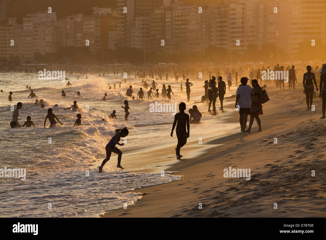Strand menschen -Fotos und -Bildmaterial in hoher Auflösung – Alamy