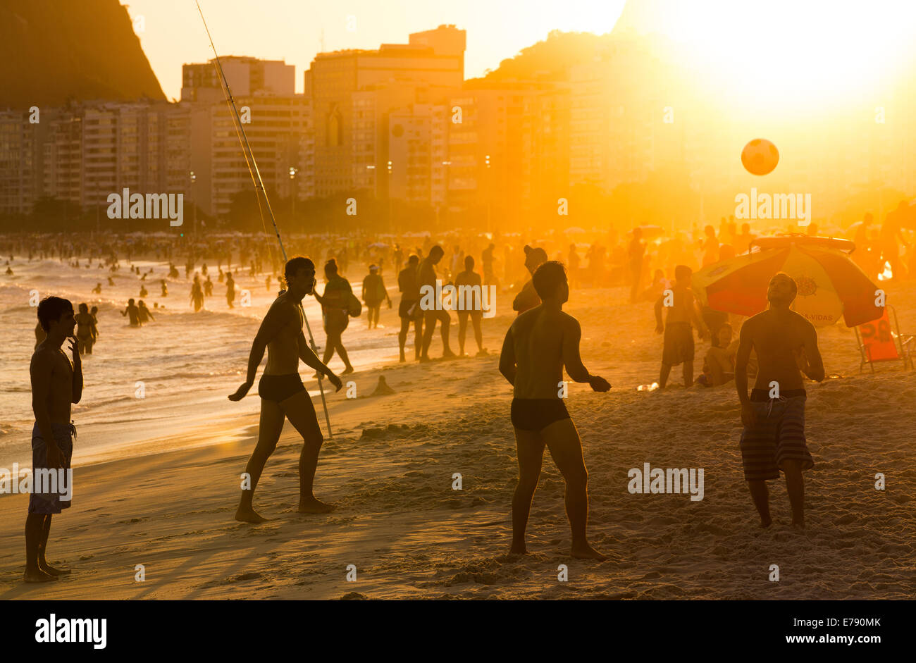 Strand menschen -Fotos und -Bildmaterial in hoher Auflösung – Alamy