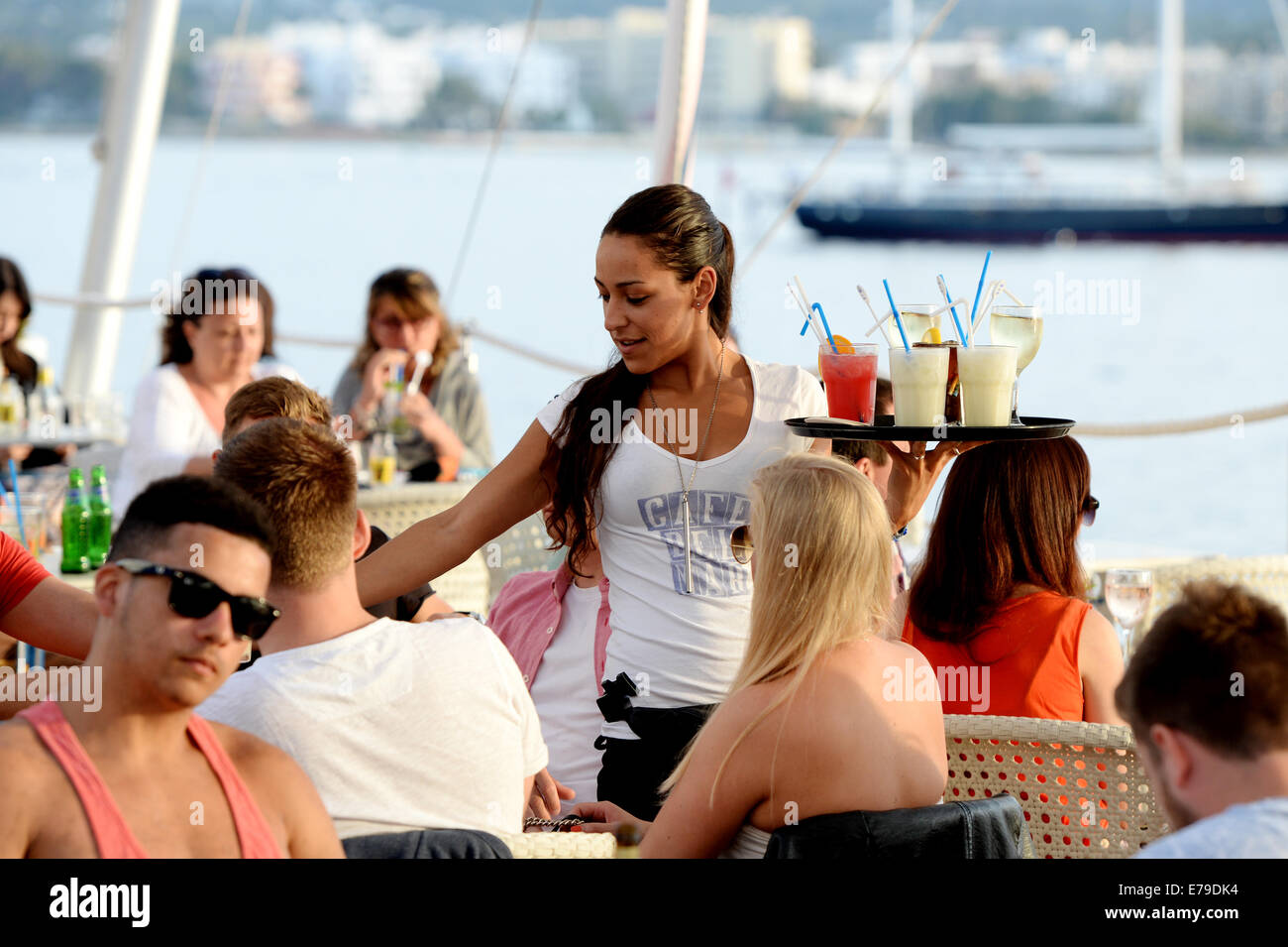 Ibiza party girls -Fotos und -Bildmaterial in hoher Auflösung – Alamy