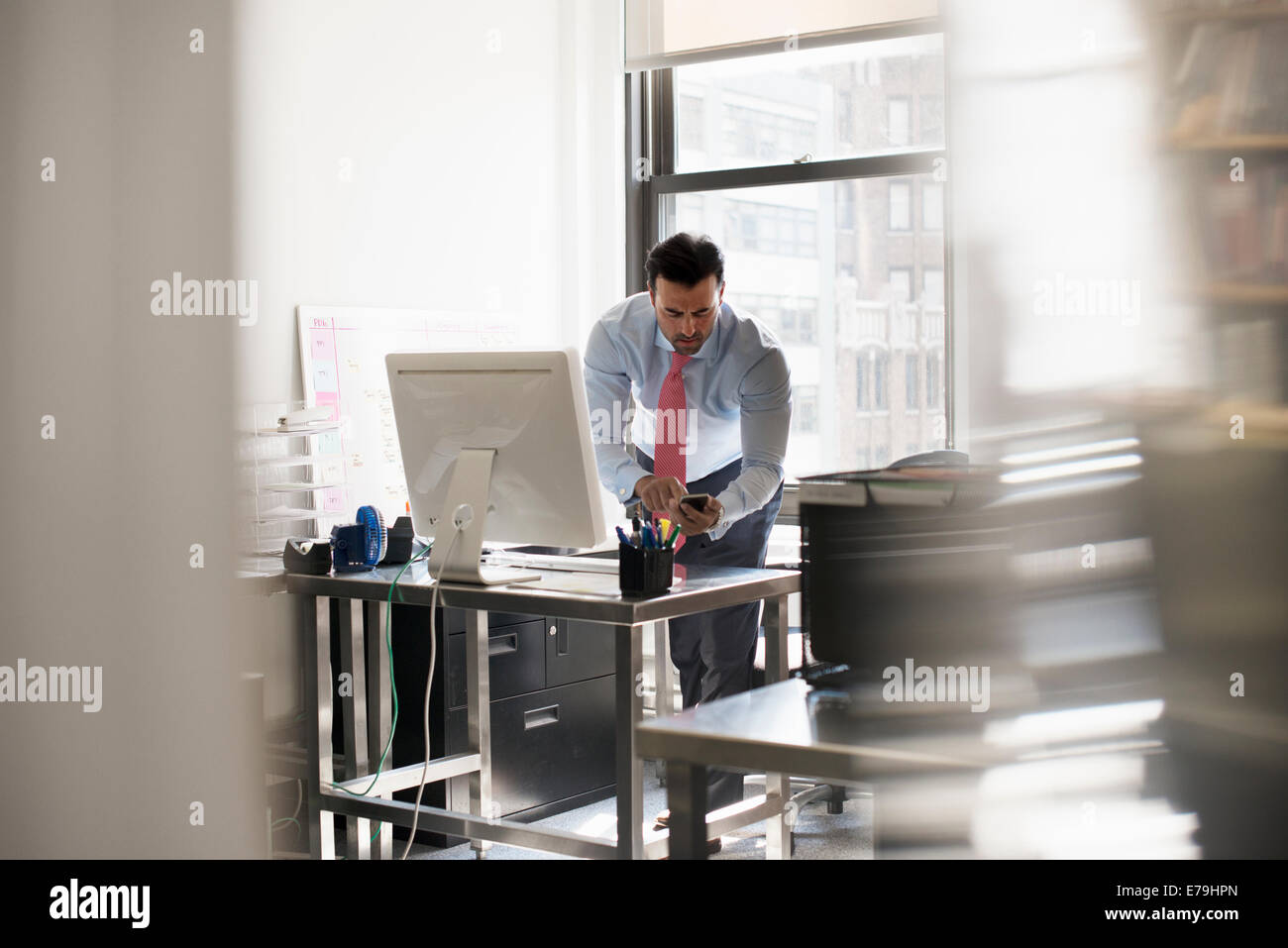Mann am schreibtisch stehen -Fotos und -Bildmaterial in hoher Auflösung ...