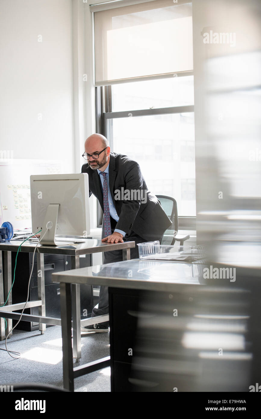 Büroalltag. Ein Mann alleine in einem Büro arbeiten Stockfotografie - Alamy