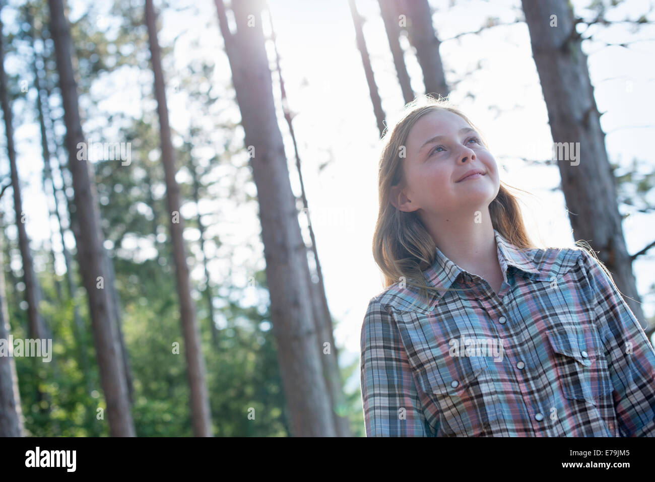 Mädchen im wald spazieren -Fotos und -Bildmaterial in hoher Auflösung – Alamy