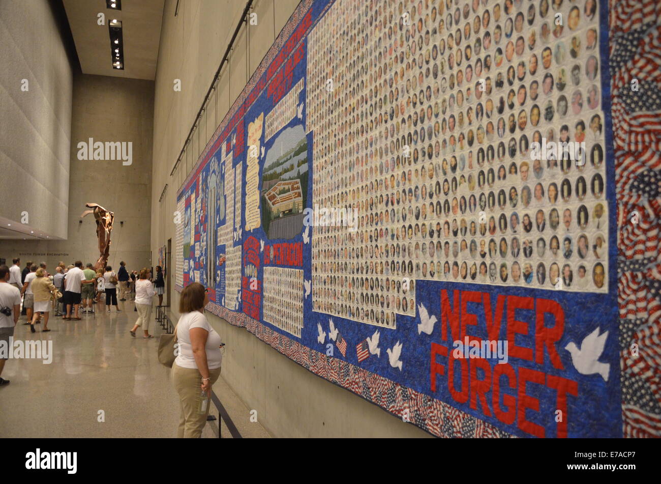 Eine Frau steht vor einem Wandteppich zeigt fast alle Portrais der 3000 ...