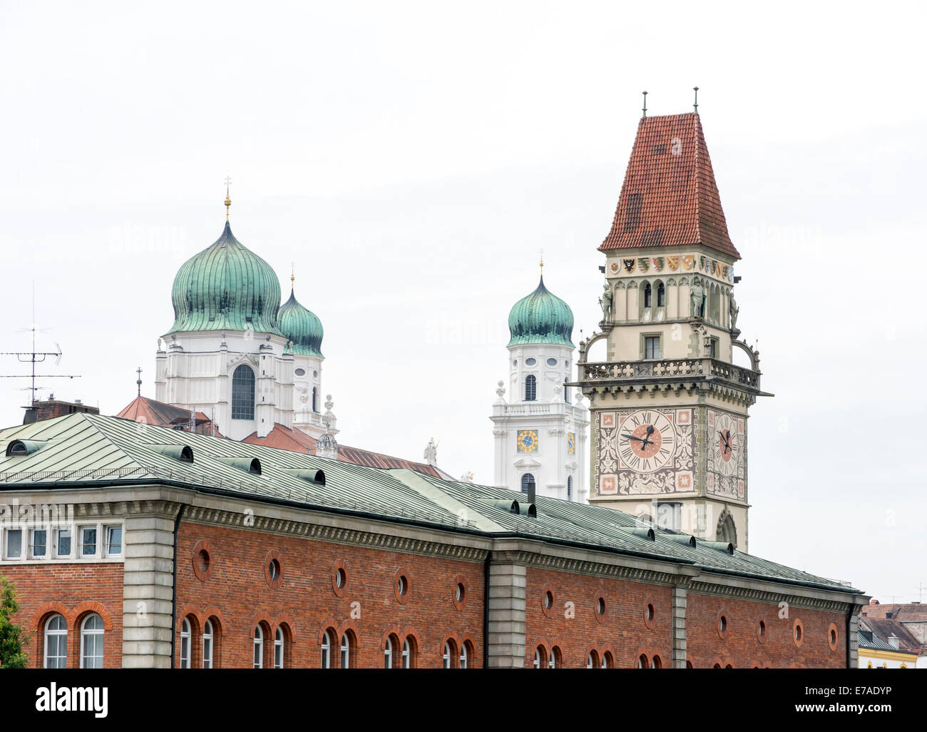 Historischen Türmen von Passau - das alte Rathaus und die St.-Stephans ...