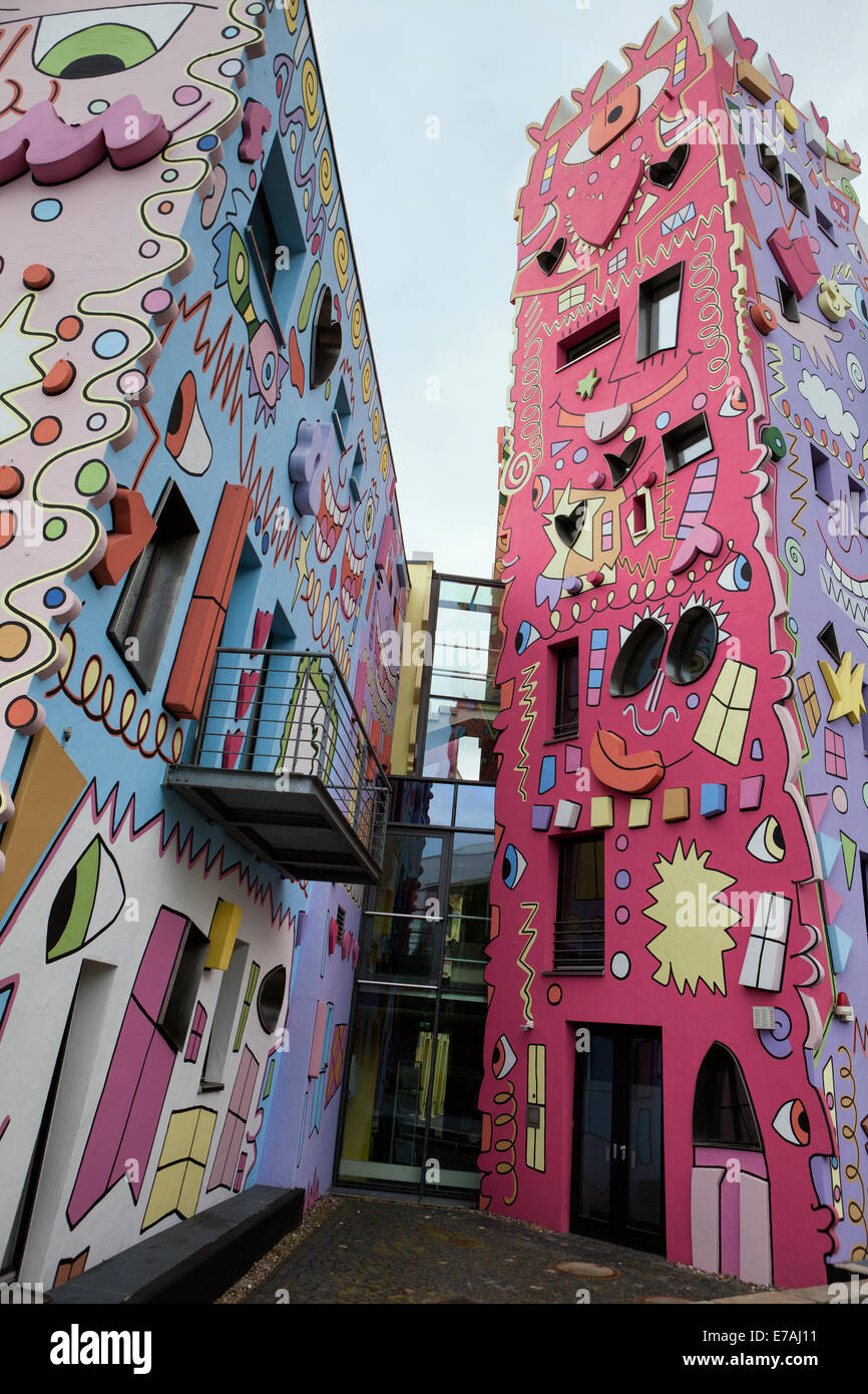 Farbige häuser von james rizzi -Fotos und -Bildmaterial in hoher ...