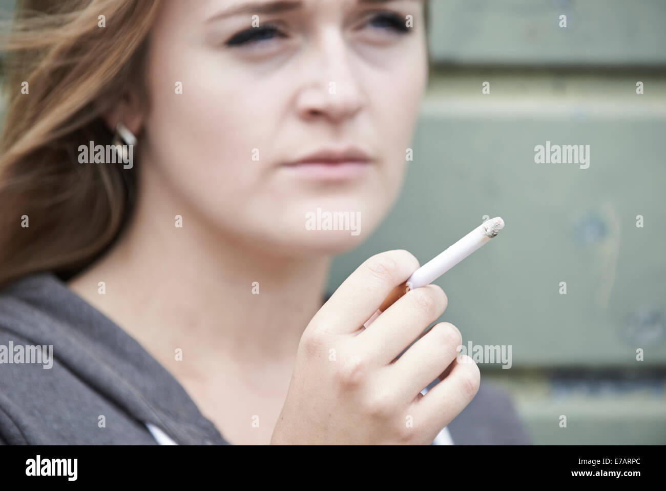 Rauchen zigarette -Fotos und -Bildmaterial in hoher Auflösung – Alamy