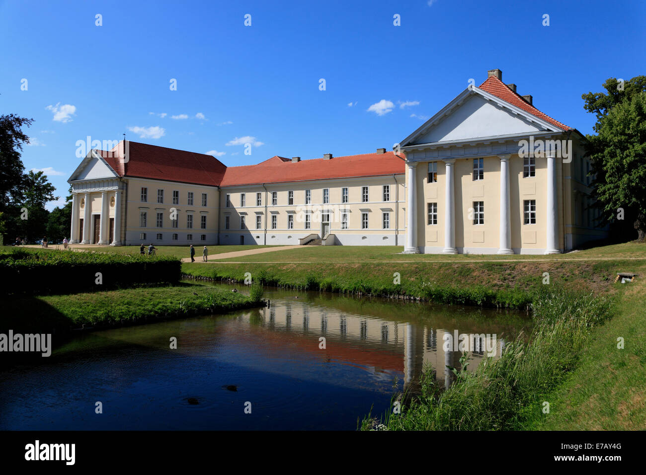 Schloss Rheinsberg, Kavalierhaus mit Burg Theater, Rheinsberg ...