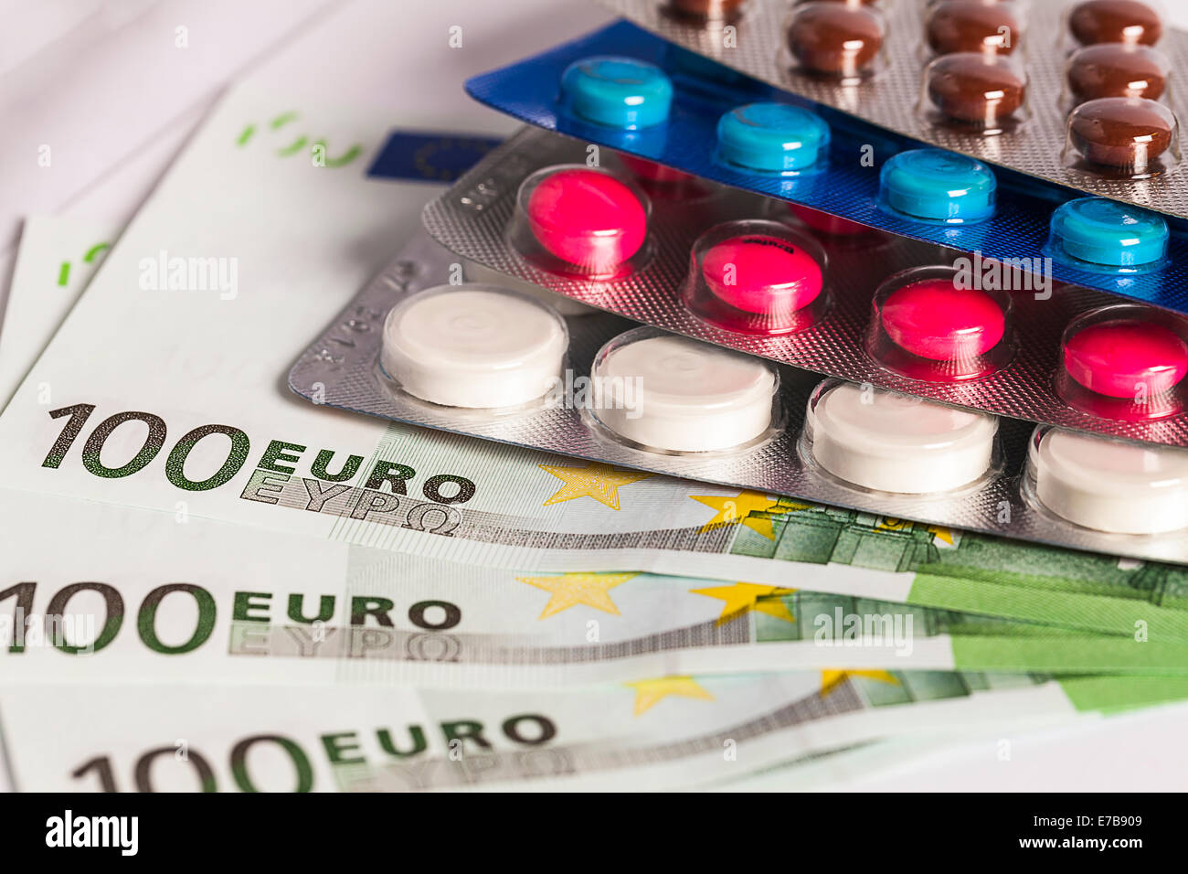 Ecstasy tablet pill drug -Fotos und -Bildmaterial in hoher Auflösung ...